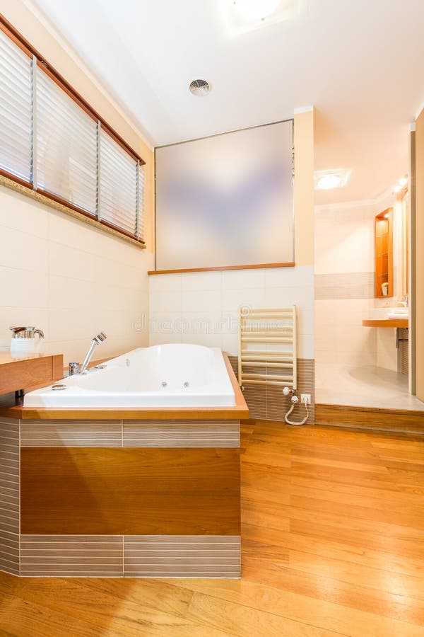 Groot Bad in Luxueuze Badkamers Stock Afbeelding - Image of bassin ...