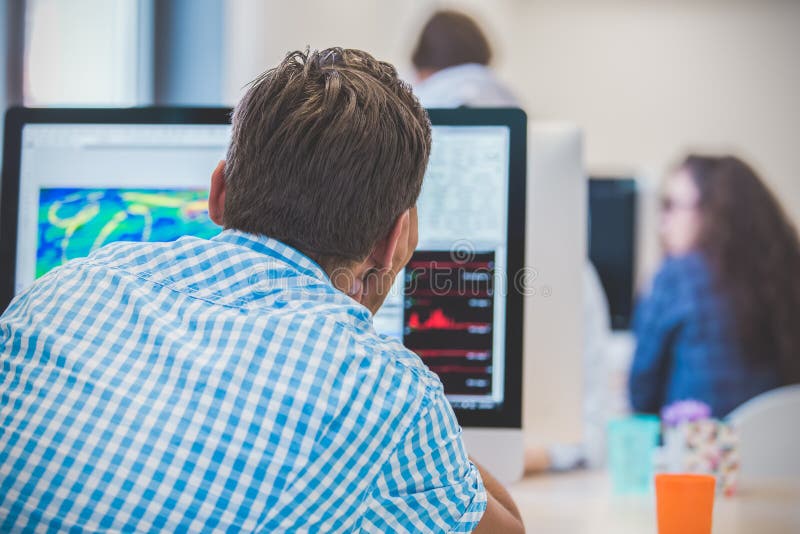 En Ung Programmerare Ser Kameran Den Grafiska Formgivaren Tänker Om De ...