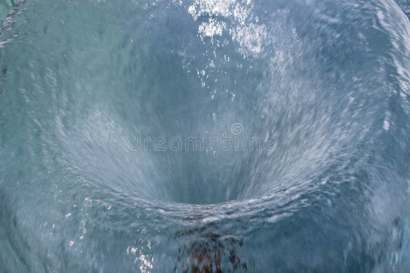 Redemoinho No Mar Causado Pela Balsa Que Sae Da Ilha De Paros Foto de ...