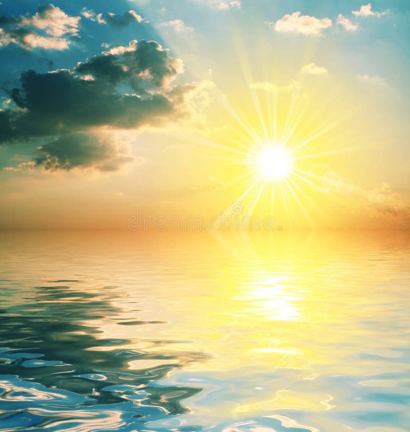 Fundo do por do sol foto de stock. Imagem de sunset, feixes - 7489206