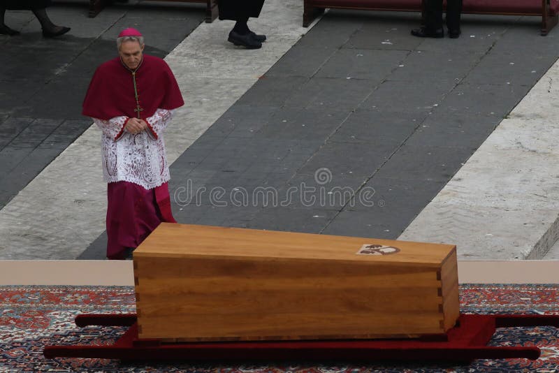 Funeral Del Papa Papa Francisco En St. Basílica De Los Peters En El ... Funeral Del Papa Papa Francisco En St. Basílica De Los Peters En El ...