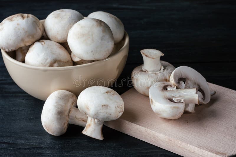 Funghi Prataioli Crudi Freschi Immagine Stock - Immagine di verdura ...
