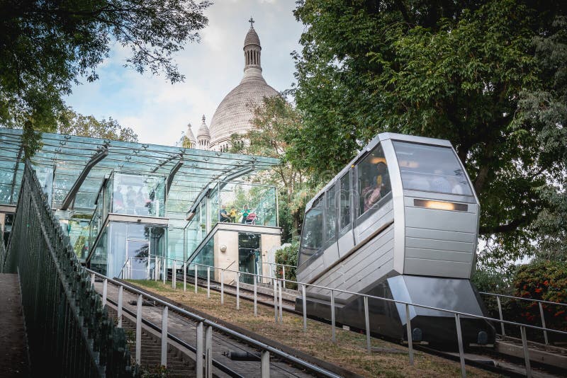 Funicular De Montmartre Que Permite Subir Al Top De Foto de archivo ...