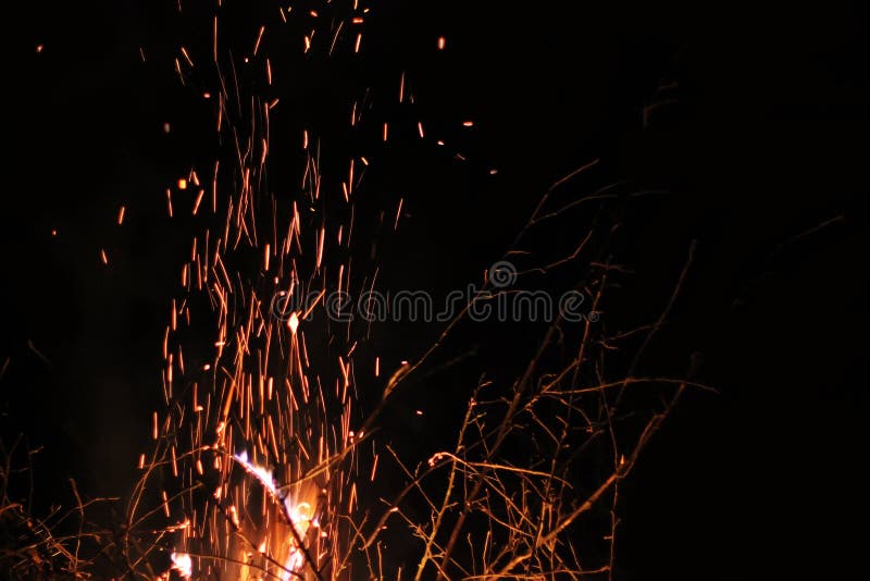 Funken Auf Einem Schwarzen Hintergrund Funken Des Feuers Feuer ...