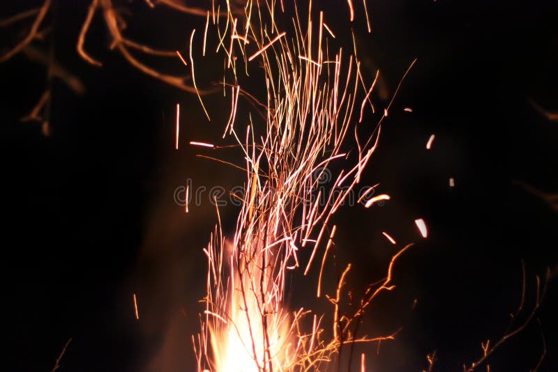 Funken Auf Einem Schwarzen Hintergrund Funken Des Feuers Feuer ...