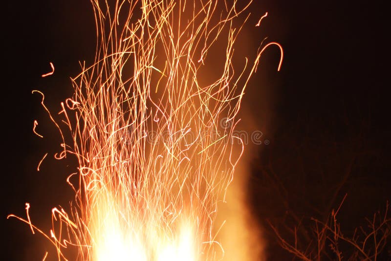 Funken Auf Einem Schwarzen Hintergrund Funken Des Feuers Feuer ...