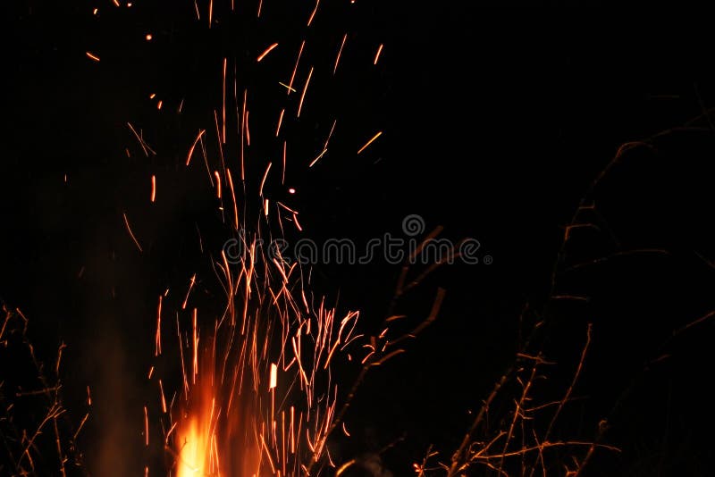 Funken Auf Einem Schwarzen Hintergrund Funken Des Feuers Feuer ...