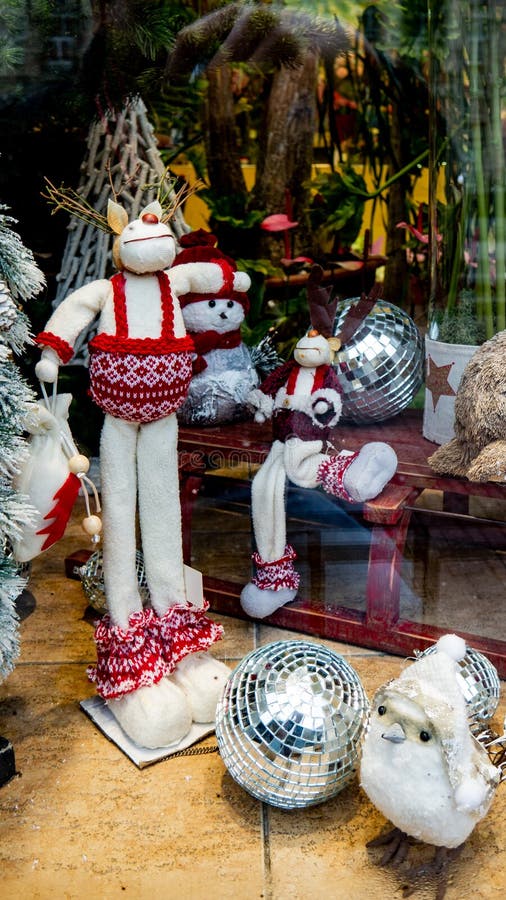 Toy Birds in a Hat Under a Christmas Tree Editorial Photography - Image ...