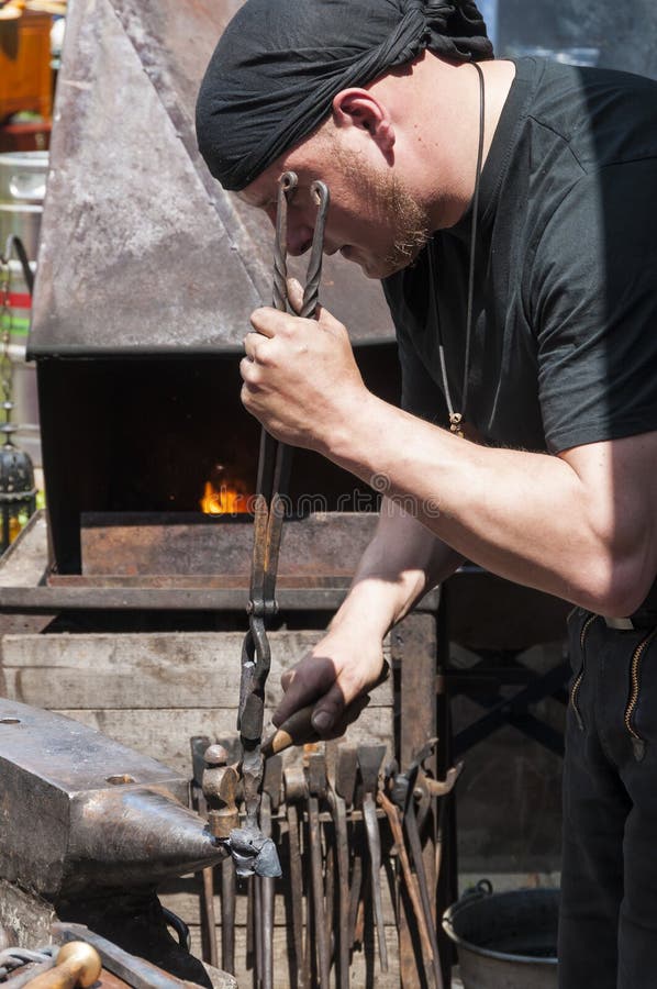 Fabbro Che Lavora Al Mercato Medievale Dei Mestieri Immagine Stock ...