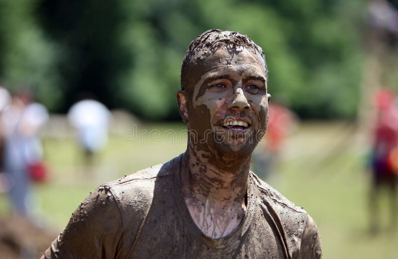 Funzionamento del fango fotografia stock editoriale. Immagine di fango ...