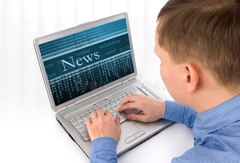 Funzionamento Del Giovane Di Un Computer Portatile Fotografia Stock ...