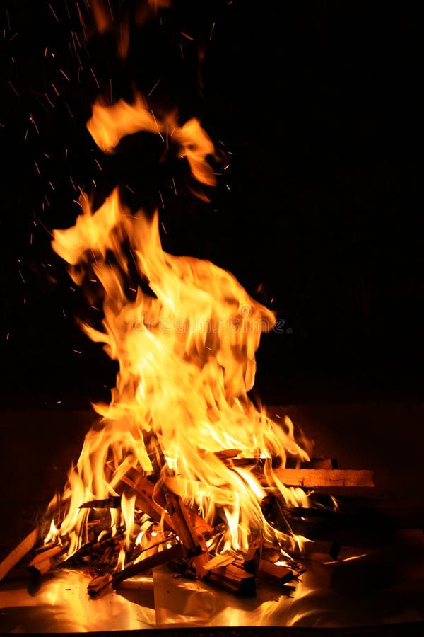 Fuoco immagine stock. Immagine di novembre, arancione - 20927243