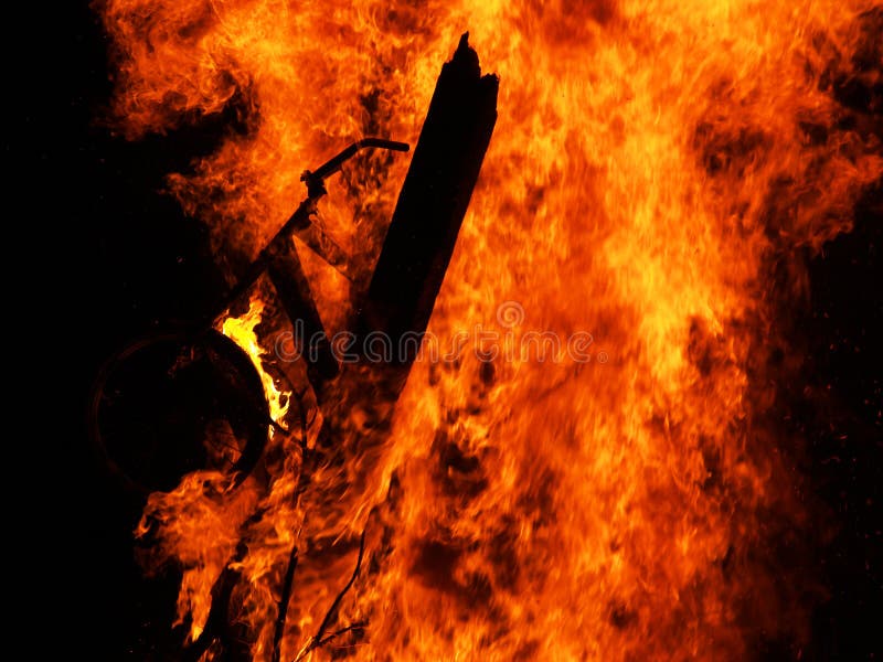 Fuoco [5] immagine stock. Immagine di inferno, furia, lecchi - 399217