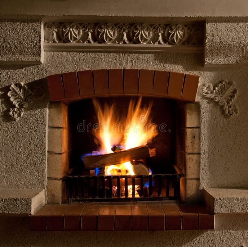 Il Primo Piano Passa Il Camino Che Fa Il Fuoco Con I Soffietti ...