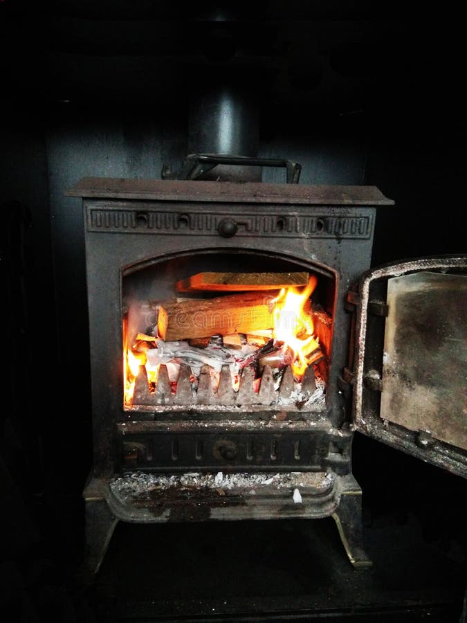 Fuoco in camino fotografia stock. Immagine di caldo, ardente - 99266422