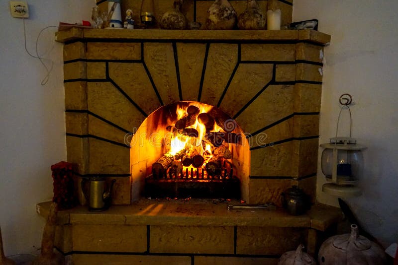 Fuoco Del Camino E Del Camino, Legna Da Ardere Fotografia Stock ...