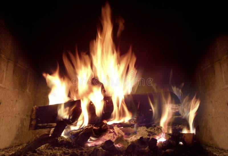 Fuoco in camino fotografia stock. Immagine di caldo, glowing - 99266422