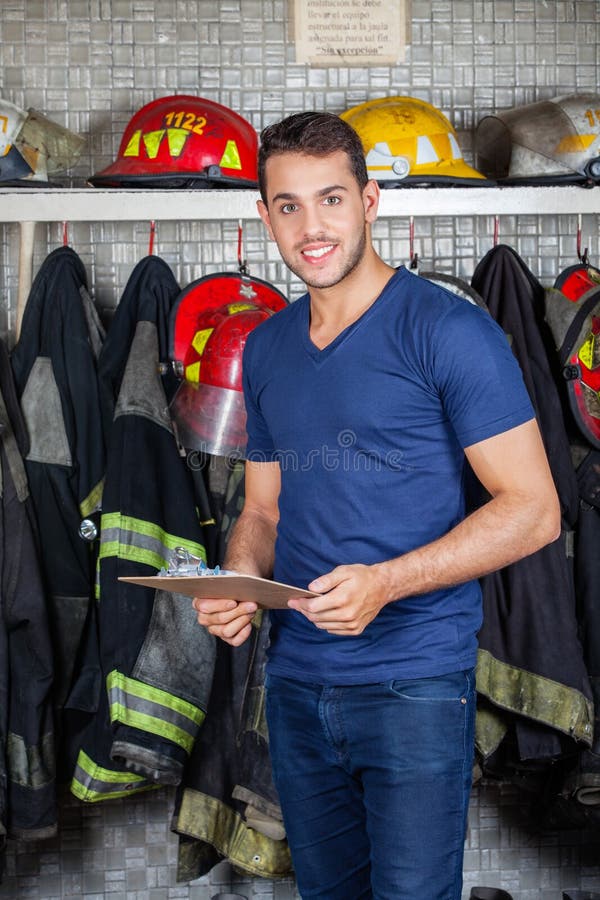 Caserma Dei Pompieri Sorridente Di in Uniform at Del Pompiere Immagine ...