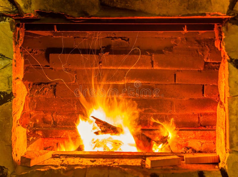Fuoco in un camino immagine stock. Immagine di immagine - 38540429