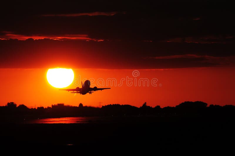 1,356 Aeroplano Che Decolla Al Tramonto Foto stock - Foto stock ...