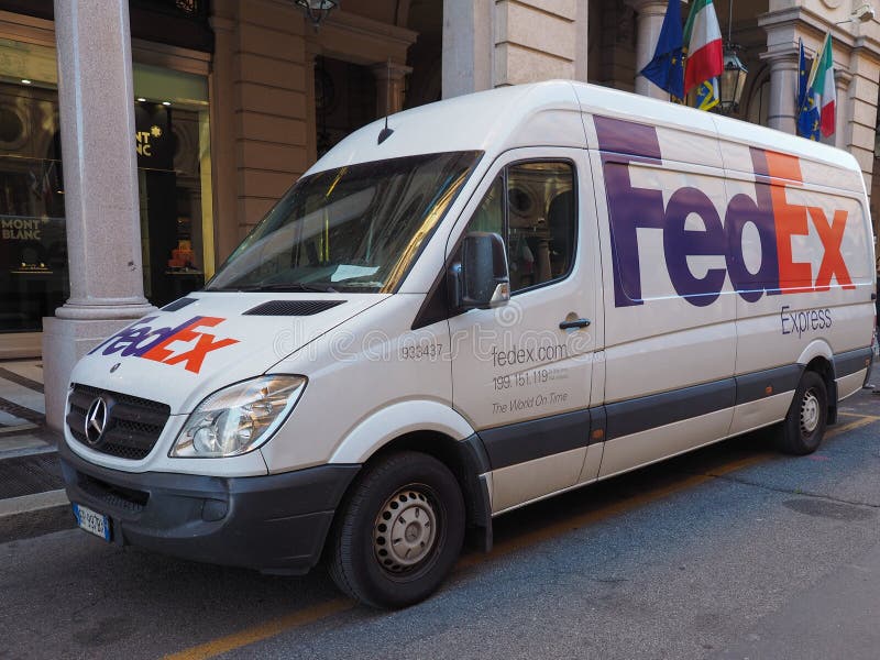 Furgone Del Corriere Di DHL a Torino Immagine Editoriale - Immagine di ...