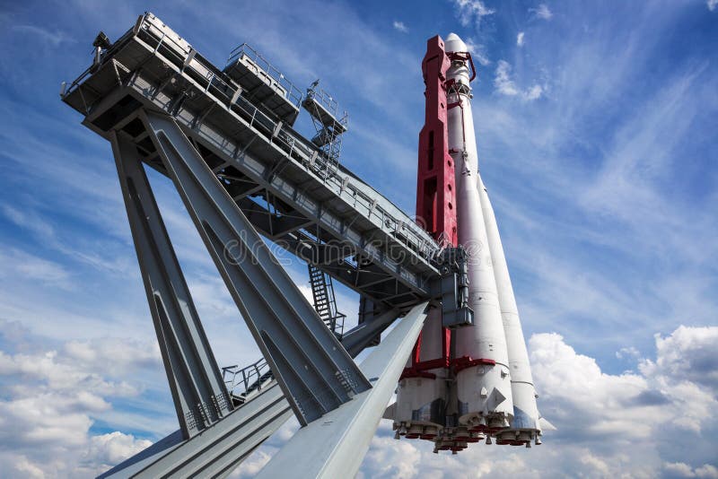 Fusée D'espace Sur La Plate-forme De Lancement Image stock - Image du ...