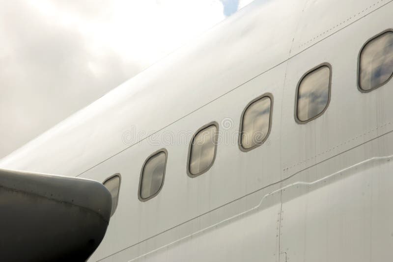 Fuselage d'avion image stock. Image du hublot, transport - 6977725