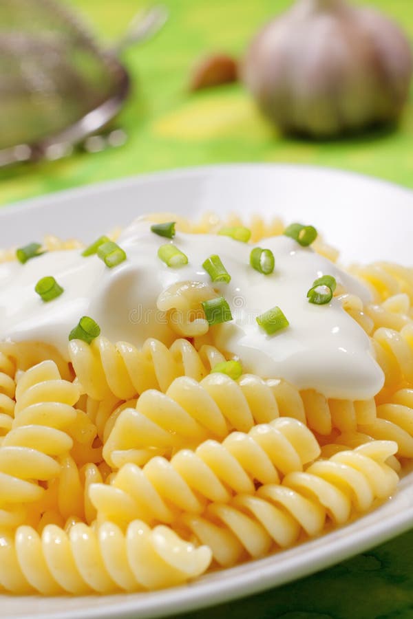 Fusilli Con Crema Y Cebolletas Foto de archivo - Imagen de cierre ...
