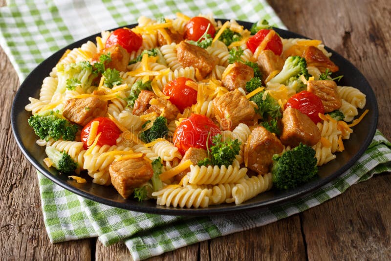 Fusilli Pasta with Spicy Pork, Broccoli, Tomatoes and Cheese Che Stock ...
