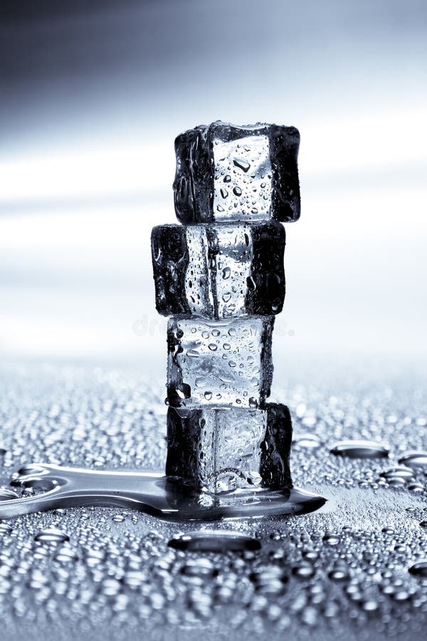 Fusione Dei Cubi Di Ghiaccio Fotografia Stock - Immagine di roccie ...