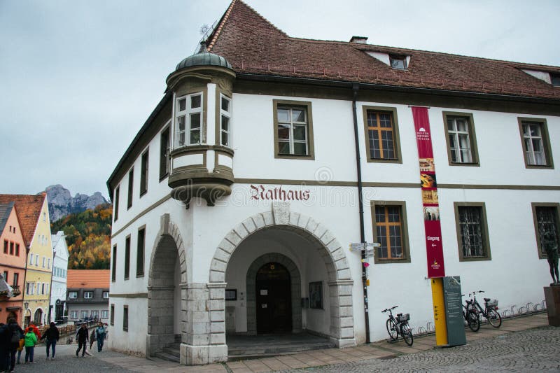 Fussen Germany 02112023 : Calles Antiguas De Fussen Y El Edificio Rathaus Fotografía editorial ...