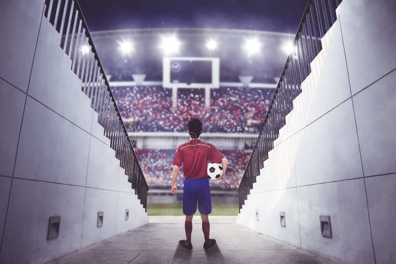 Futbolista Masculino Entrando a Un Estadio Lleno De Gente Imagen de ... Futbolista Masculino Entrando a Un Estadio Lleno De Gente Imagen de ...