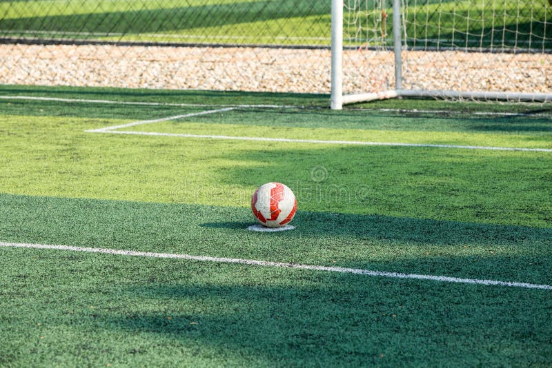 Marcatura Di Area Di Rigore Sul Campo Di Calcio Immagine Stock ...