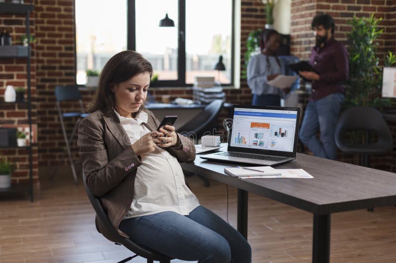 Futura Madre Enviando Mensajes De Texto Relacionados Con El Trabajo A
