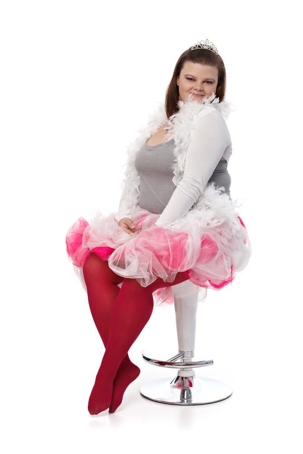 Den Fylliga Kvinnan Står Med En Olycklig Framsida Och En Chokladstång I ...