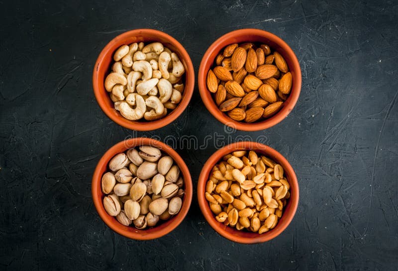 Fyra Bunkar Med Olika Muttrar Arkivfoto - Bild av matlagning ...