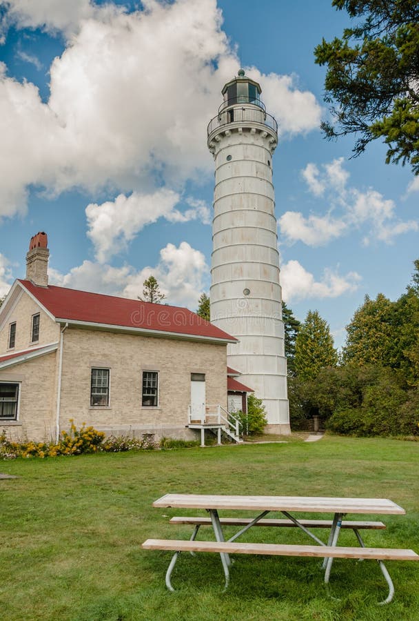 Fyrtorn I Natten Med Den Starka Ljusa Strålen Fotografering för ...