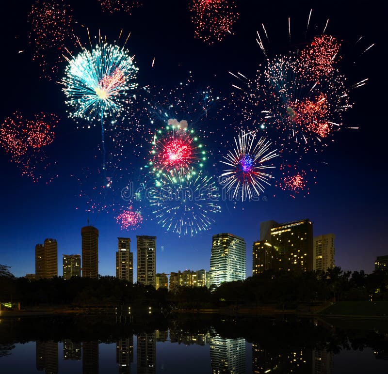 Fireworks arkivfoto. Bild av mörkt, fyrverkeri, njutande - 168167132