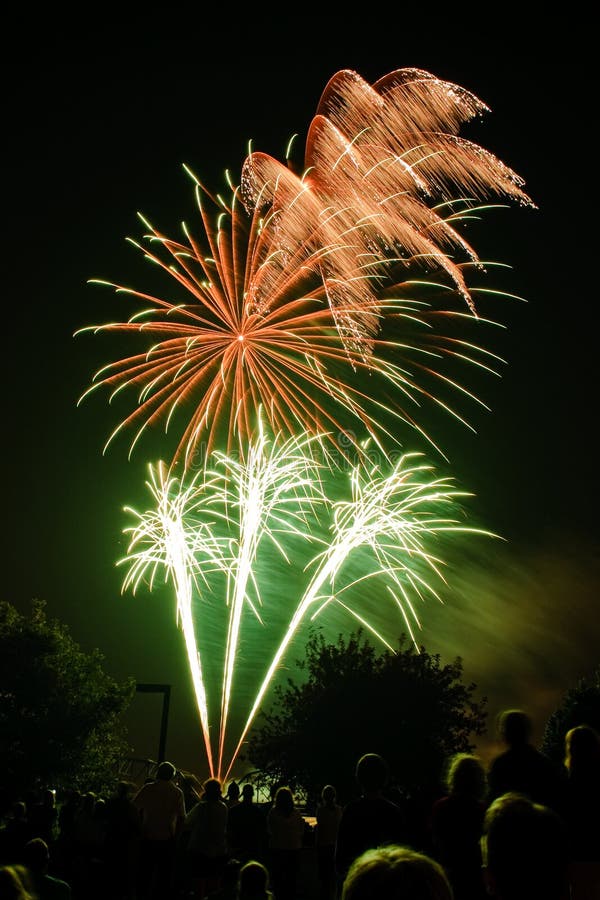 Bukett av fyrverkerier arkivfoto. Bild av ferie, fyrverkerier - 34283152