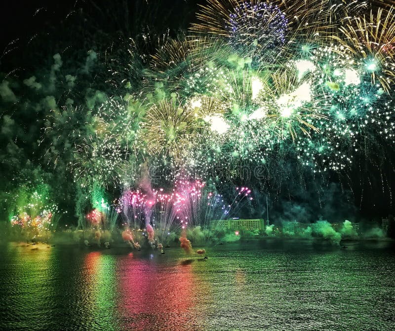 Fyrverkerier redaktionell fotografering för bildbyråer. Bild av flod ...
