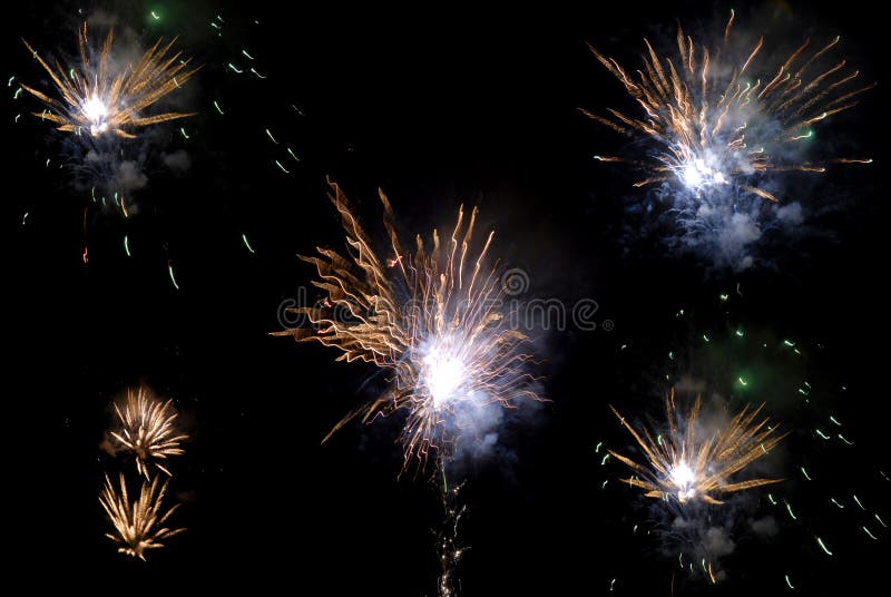 Fyrverkerier arkivfoto. Bild av färg, juli, ferie, beröm - 411382
