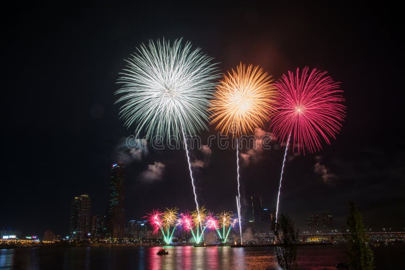 Fyrverkerier redaktionell foto. Bild av himmel, händelse - 47144935