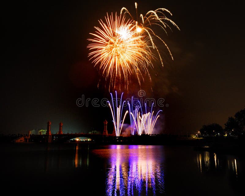 Fyrverkerier fotografering för bildbyråer. Bild av reflexion - 5623267