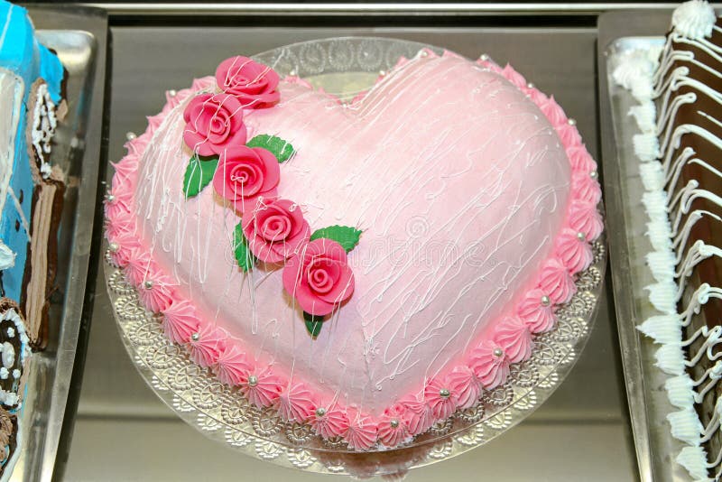 G?teau Rose Avec Les Baies Et La Meringue Sur La Table De Cuisine Image ...