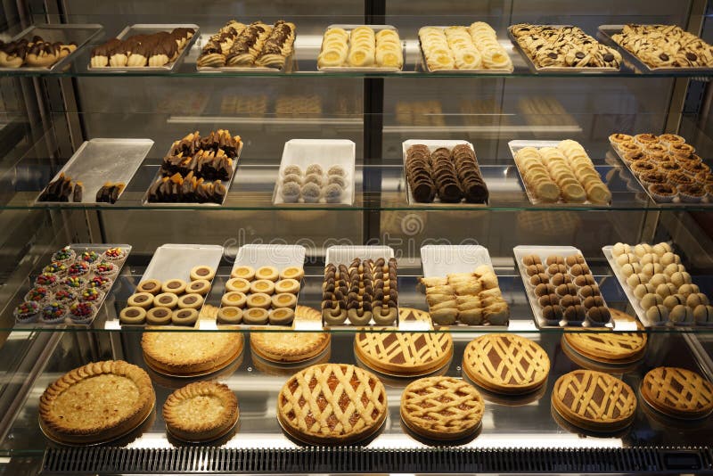 Gâteaux Délicieux Dans Une Confiserie Photo stock - Image du plaque ...