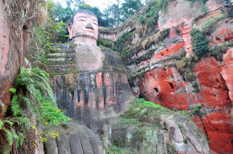 Géant Bouddha de Leshan image éditorial. Image du patte - 51075885