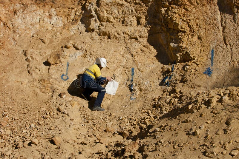 Géologue Sampling Rocks - Australie Photo éditorial - Image du ...