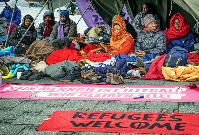 Afrykańscy Uchodźcy Blokujący W Włochy Zdjęcie Editorial - Obraz ...