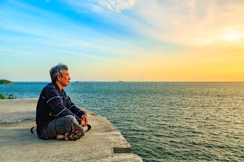 Ga Zitten En Kijkend Aan Zonsondergang Stock Foto - Image of zonsopgang ...