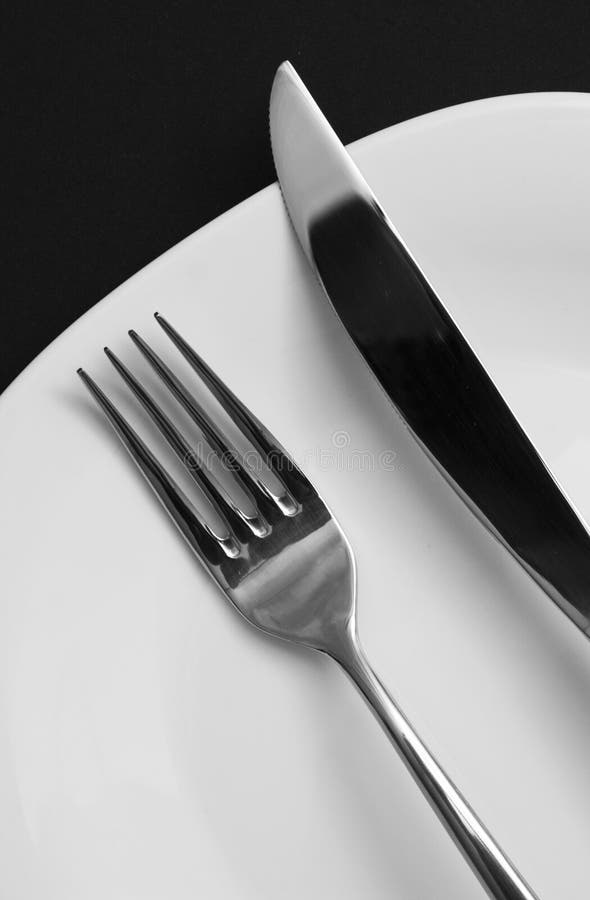 Teller und Tischbesteck stockbild. Bild von messer, tischdecke - 27743077
